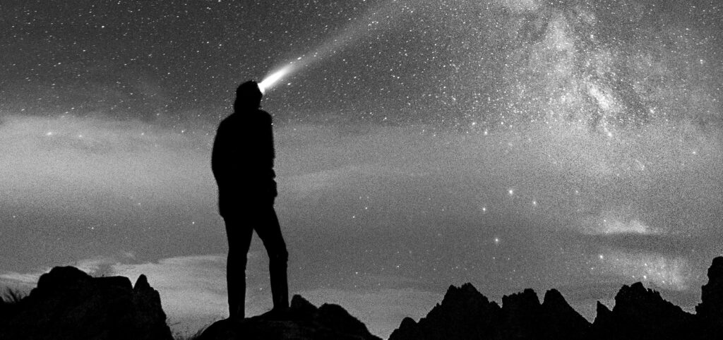 La différence entre observer et analyser. - Yoga Laboratorium